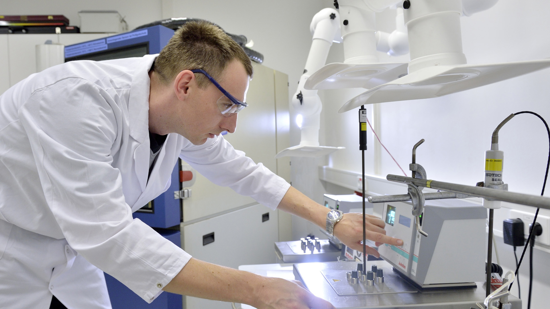 Unternehmen | esz AG | Eines der modernsten Kalibrierlabore